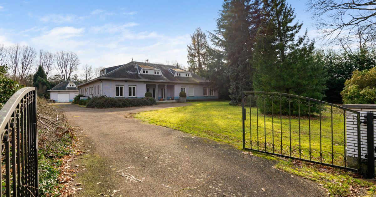 Te renoveren villa met riante tuin in Brasschaat | Jamar